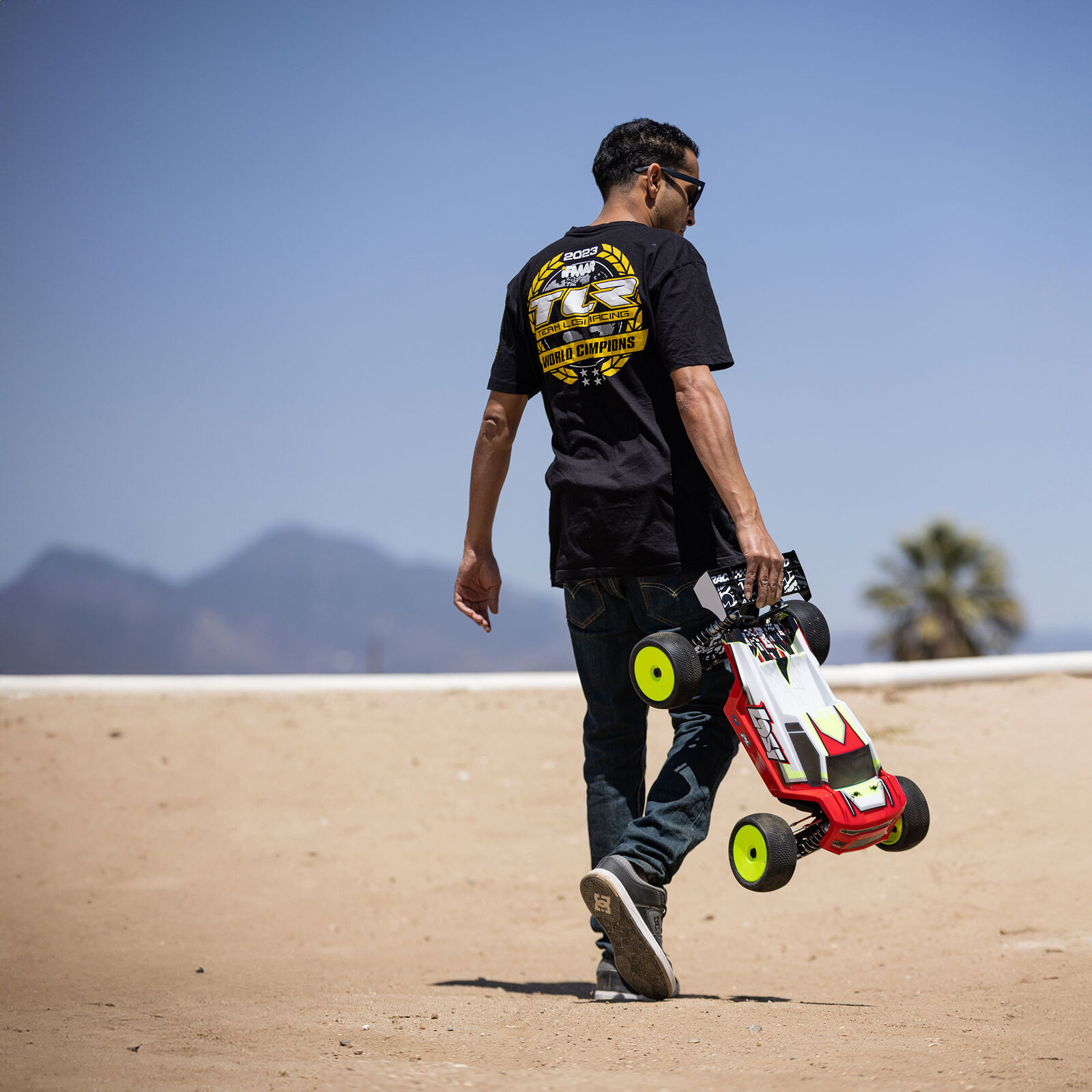 Losi 1/8 8IGHT-XTE 4S 4X4 RTR Brushless Race Truggy, Clear | Horizon Hobby