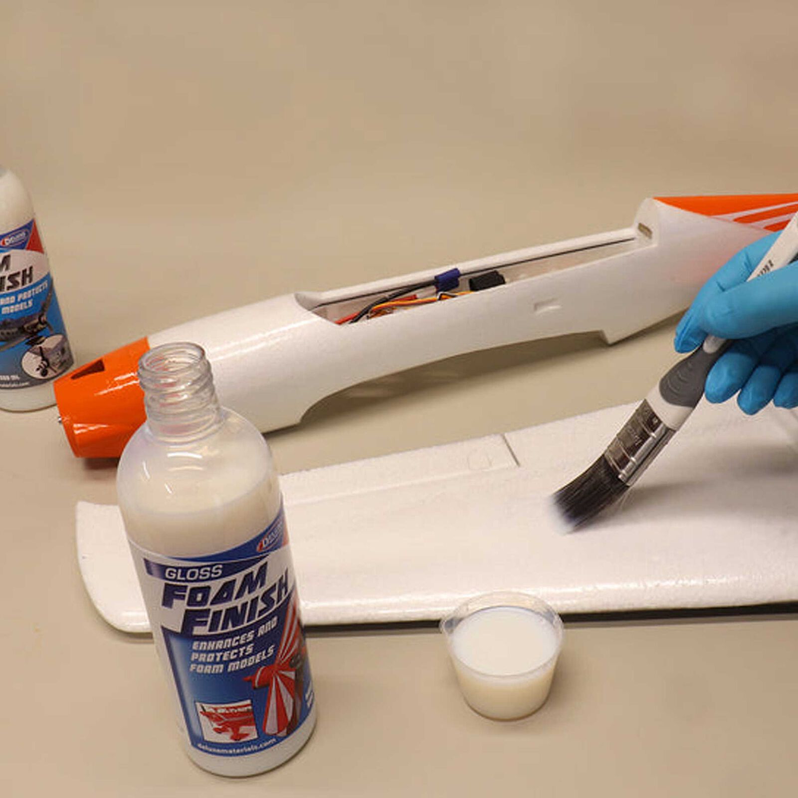 Deluxe Materials Foam Finish Gloss | Horizon Hobby